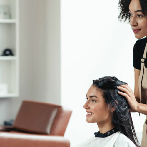 Travailler en coiffure : qualités et compétences pour être coiffeuse