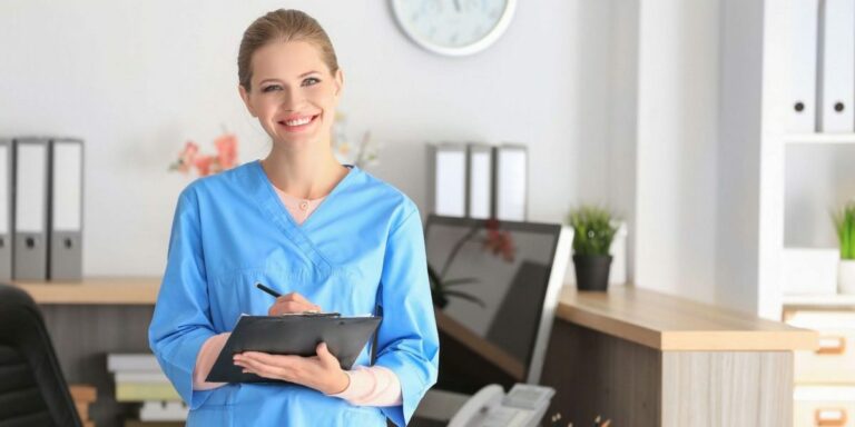 Choisir entre une formation d'assistante ou secrétaire médicale